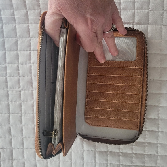 thirty-one | Accessories | Thirty One All About The Benjamins Wallet ...